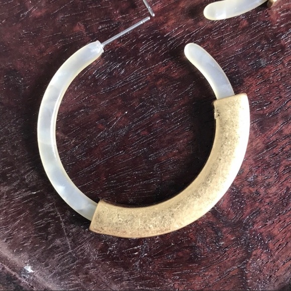 Jewelry | Blonde Tortoise Shell And Gold Hoops | Poshmark